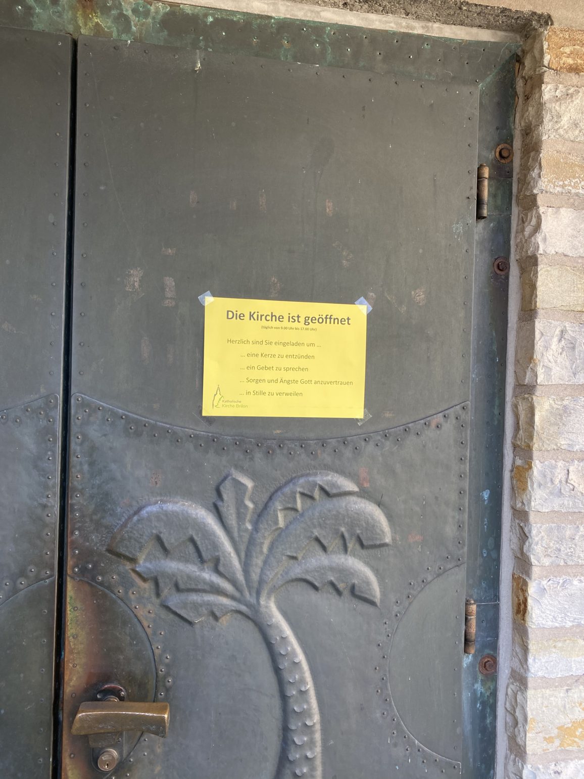 Die Kirche ist geöffnet - Alme - Das Dorf an den Quellen